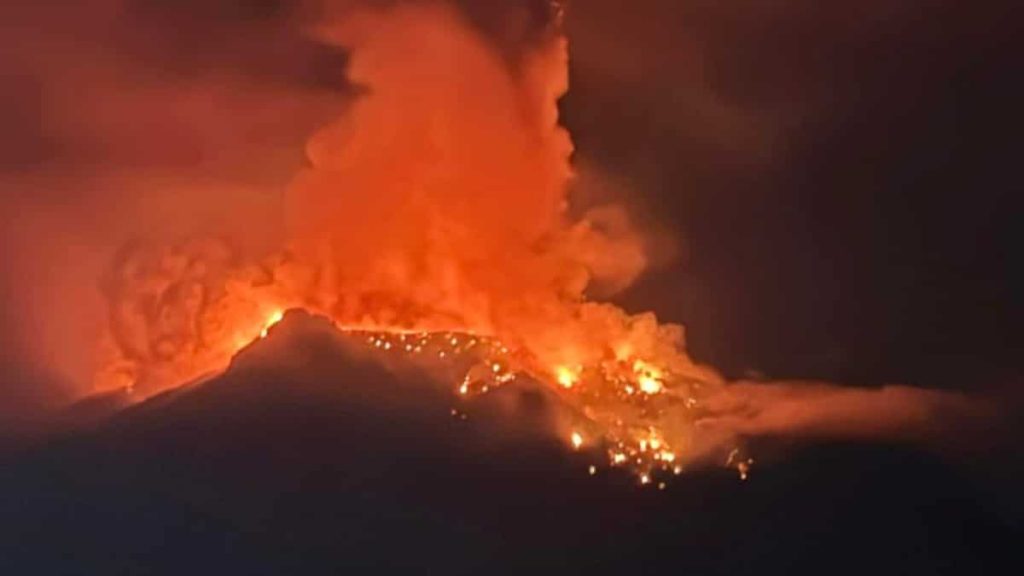 Indonesia's Ruang Volcano Erupts, Forcing Evacuation of 800 to Nearby ...